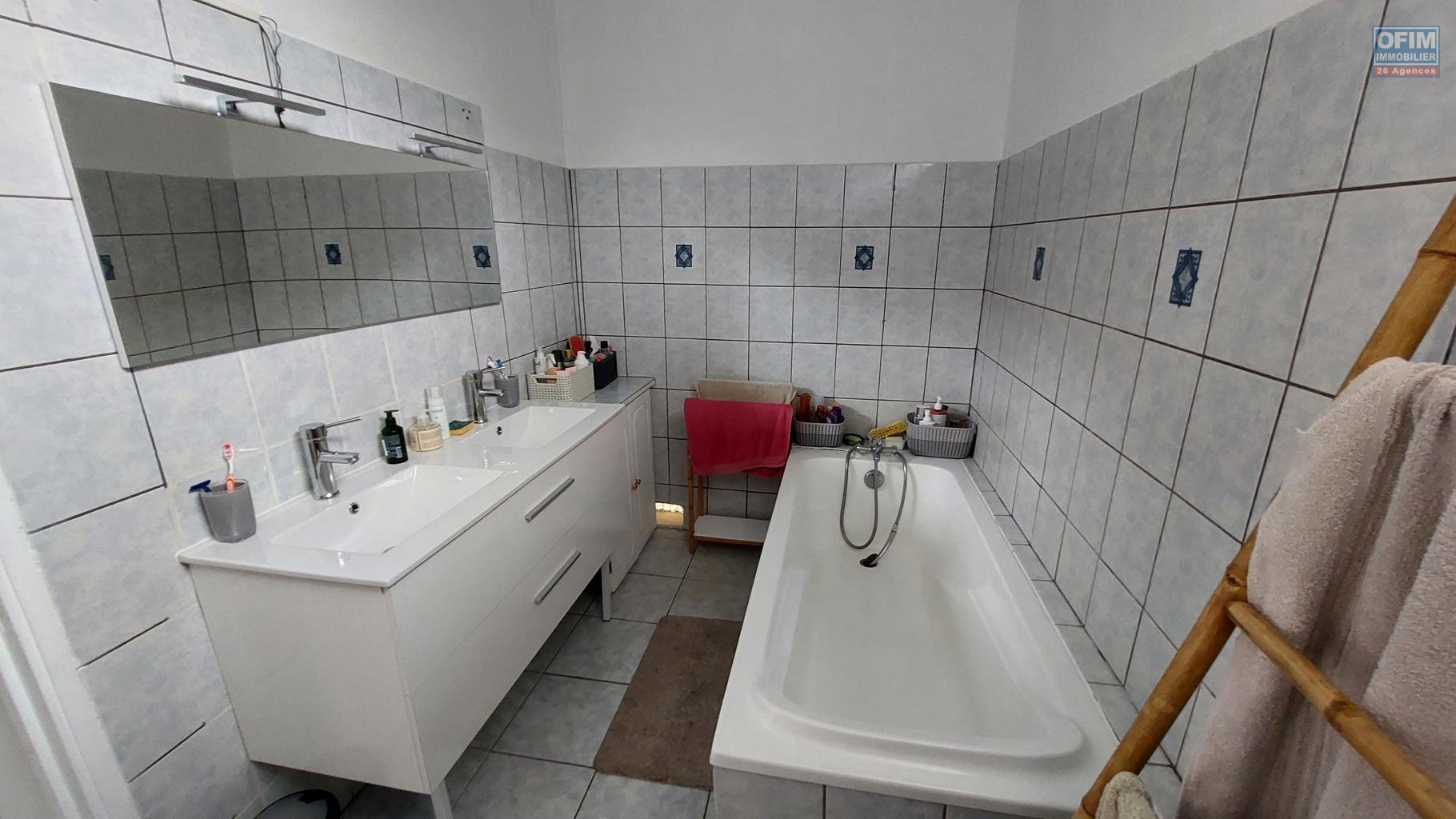 Vente - Maison / Villa - SAINTE CLOTILDE - A vendre une f4 sur un ...